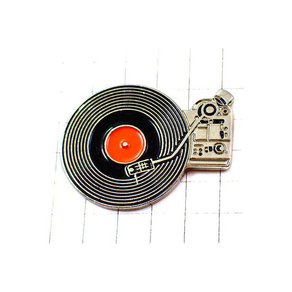 背景の１マスは５mmです。当店のピンバッジ はヴィンテージのレアな限定ピンバッジ です。それぞれのピンズの裏側の針には、新品の留め具をセットしてお送りします。新品の留め具代はピンズの商品代に含まれております。