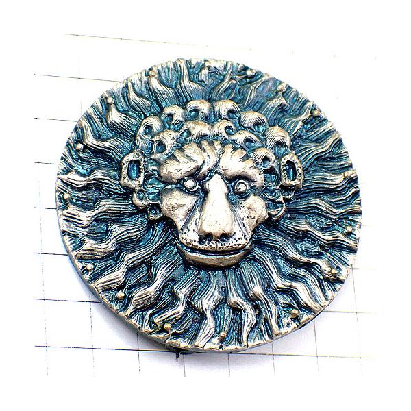 背景の１マスは５mmです。当店のブローチはヴィンテージのレアな限定ブローチです。