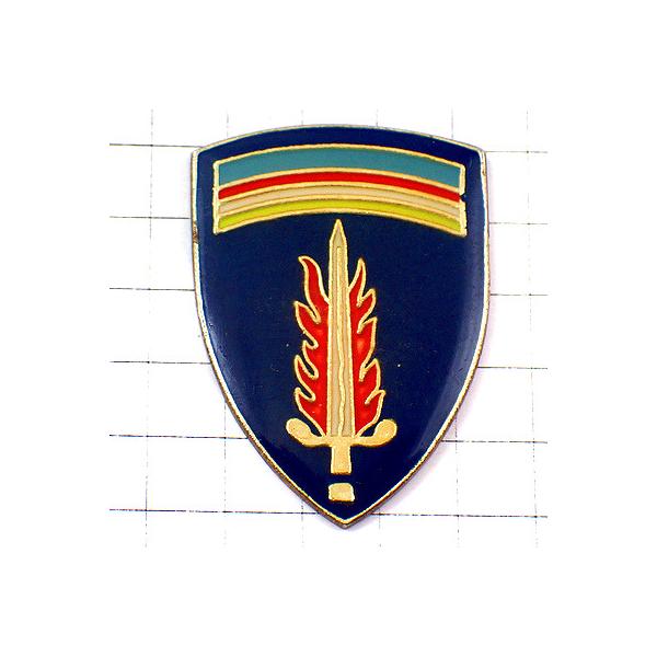 背景の１マスは５mmです。当店のピンバッジ はヴィンテージのレアな限定ピンバッジ です。それぞれのピンズの裏側の針には、新品の留め具をセットしてお送りします。新品の留め具代はピンズの商品代に含まれております。