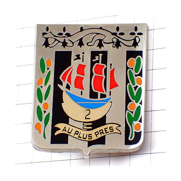 背景の１マスは５mmです。当店のブローチはヴィンテージのレアな限定ブローチです。