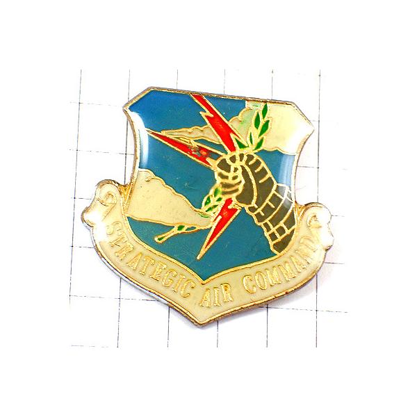 背景の１マスは５mmです。当店のピンバッジ はヴィンテージのレアな限定ピンバッジ です。それぞれのピンズの裏側の針には、新品の留め具をセットしてお送りします。新品の留め具代はピンズの商品代に含まれております。