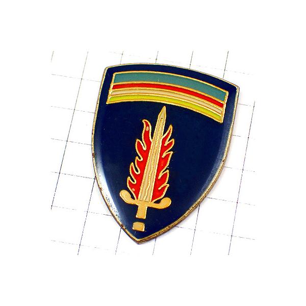 背景の１マスは５mmです。当店のピンバッジ はヴィンテージのレアな限定ピンバッジ です。それぞれのピンズの裏側の針には、新品の留め具をセットしてお送りします。新品の留め具代はピンズの商品代に含まれております。