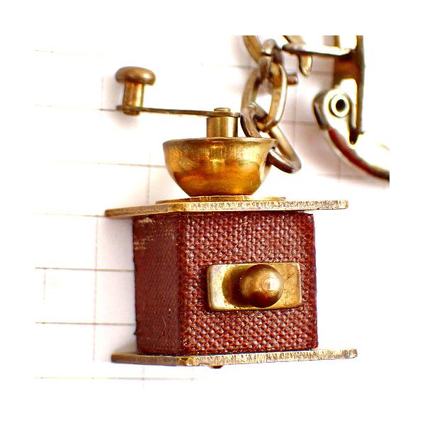 背景の１マスは５mmです。当店のキーホルダー はヴィンテージのレアな限定キーホルダー です。