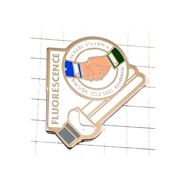 背景の１マスは５mmです。当店のピンバッジ はヴィンテージのレアな限定ピンバッジ です。それぞれのピンズの裏側の針には、新品の留め具をセットしてお送りします。新品の留め具代はピンズの商品代に含まれております。