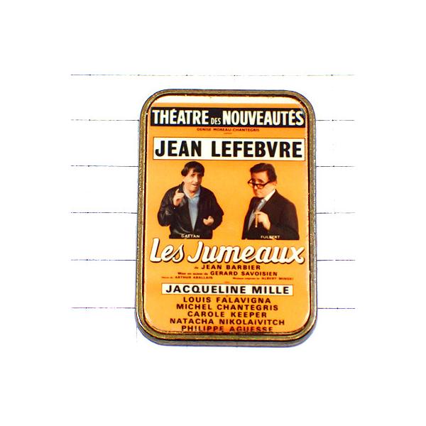 背景の１マスは５mmです。当店のピンバッジ はヴィンテージのレアな限定ピンバッジ です。それぞれのピンズの裏側の針には、新品の留め具をセットしてお送りします。新品の留め具代はピンズの商品代に含まれております。