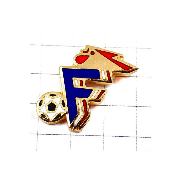 背景の１マスは５mmです。当店のピンバッジ はヴィンテージのレアな限定ピンバッジ です。それぞれのピンズの裏側の針には、新品の留め具をセットしてお送りします。新品の留め具代はピンズの商品代に含まれております。