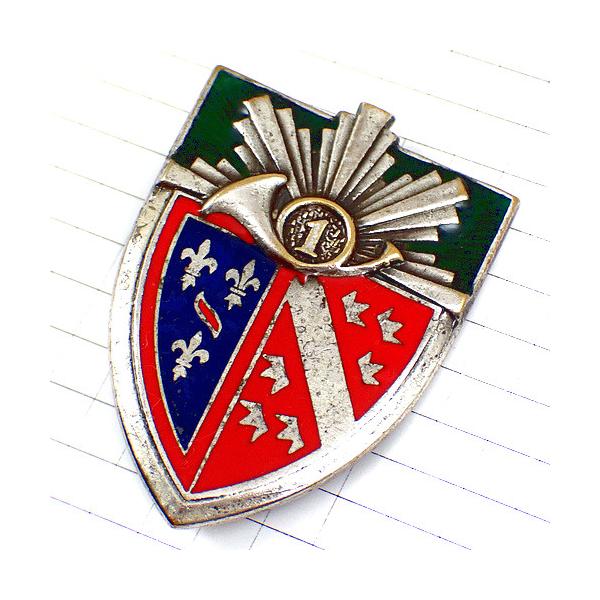 背景の１マスは５mmです。当店のブローチはヴィンテージのレアな限定ブローチです。