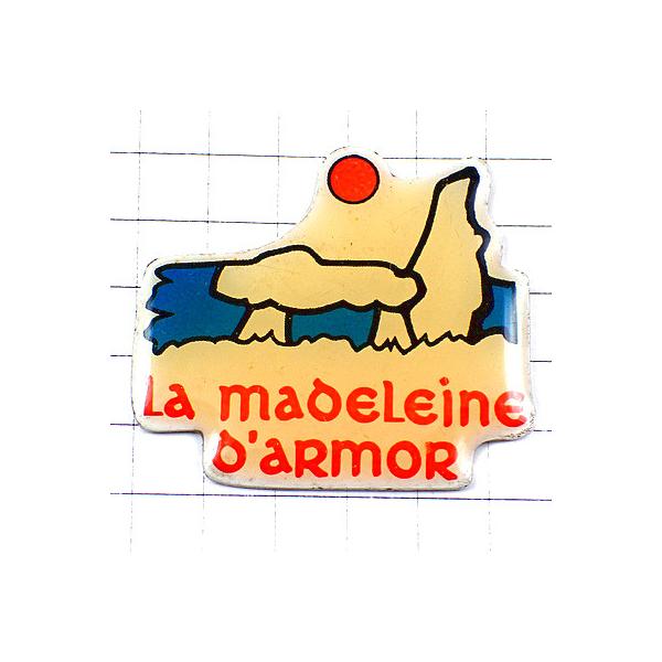 背景の１マスは５mmです。当店のピンバッジ はヴィンテージのレアな限定ピンバッジ です。それぞれのピンズの裏側の針には、新品の留め具をセットしてお送りします。新品の留め具代はピンズの商品代に含まれております。