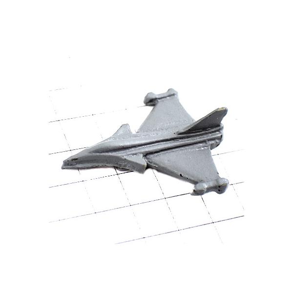 背景の１マスは５mmです。当店のピンバッジ はヴィンテージのレアな限定ピンバッジ です。それぞれのピンズの裏側の針には、新品の留め具をセットしてお送りします。新品の留め具代はピンズの商品代に含まれております。