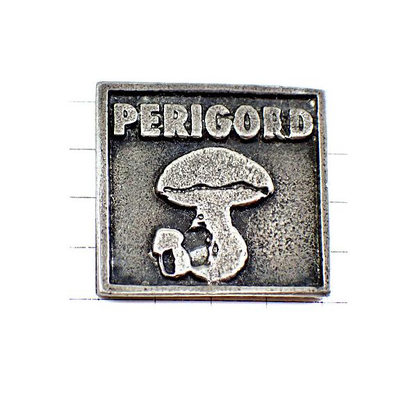 背景の１マスは５mmです。当店のピンバッジ はヴィンテージのレアな限定ピンバッジ です。それぞれのピンズの裏側の針には、新品の留め具をセットしてお送りします。新品の留め具代はピンズの商品代に含まれております。