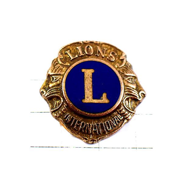 背景の１マスは５mmです。当店のピンバッジ はヴィンテージのレアな限定ピンバッジ です。それぞれのピンズの裏側の針には、新品の留め具をセットしてお送りします。新品の留め具代はピンズの商品代に含まれております。