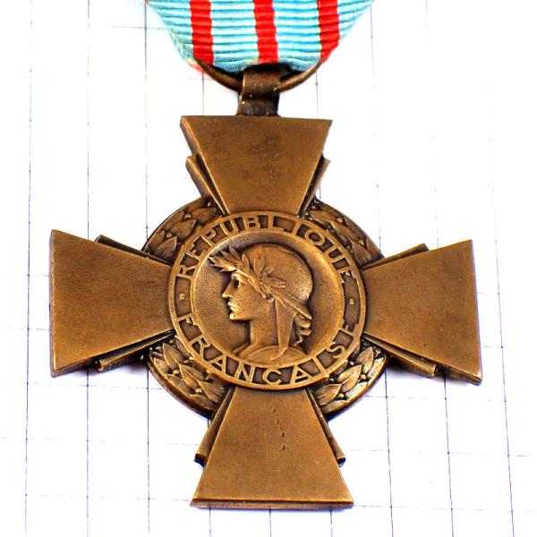 背景の１マスは５mmです。当店のブローチはヴィンテージのレアな限定ブローチです。