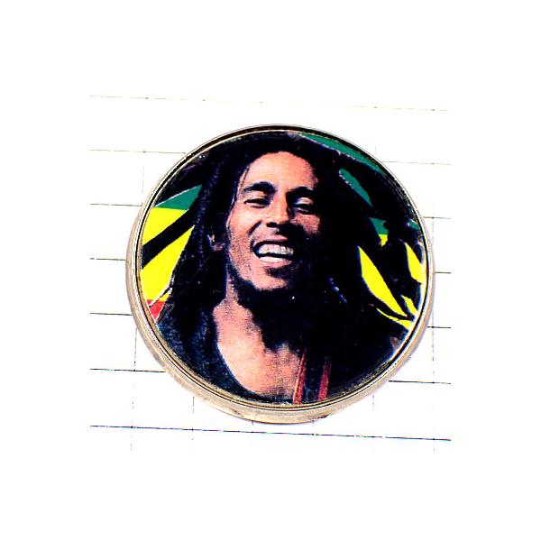 背景の１マスは５mmです。当店のピンバッジ はヴィンテージのレアな限定ピンバッジ です。それぞれのピンズの裏側の針には、新品の留め具をセットしてお送りします。新品の留め具代はピンズの商品代に含まれております。