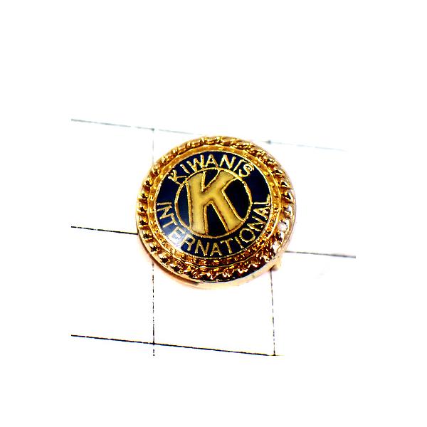 背景の１マスは５mmです。当店のピンバッジ はヴィンテージのレアな限定ピンバッジ です。それぞれのピンズの裏側の針には、新品の留め具をセットしてお送りします。新品の留め具代はピンズの商品代に含まれております。