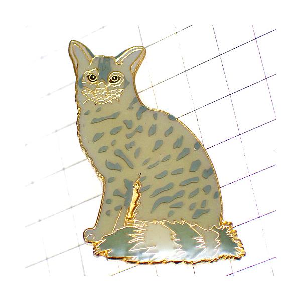 背景の１マスは５mmです。当店のブローチはヴィンテージのレアな限定ブローチです。