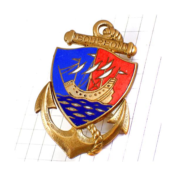 背景の１マスは５mmです。当店のピンバッジ はヴィンテージのレアな限定ピンバッジ です。それぞれのピンズの裏側の針には、新品の留め具をセットしてお送りします。新品の留め具代はピンズの商品代に含まれております。