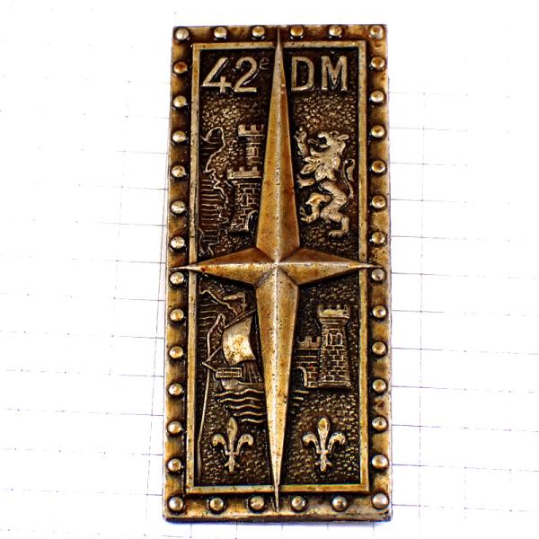 背景の１マスは５mmです。当店のピンバッジ はヴィンテージのレアな限定ピンバッジ です。それぞれのピンズの裏側の針には、新品の留め具をセットしてお送りします。新品の留め具代はピンズの商品代に含まれております。