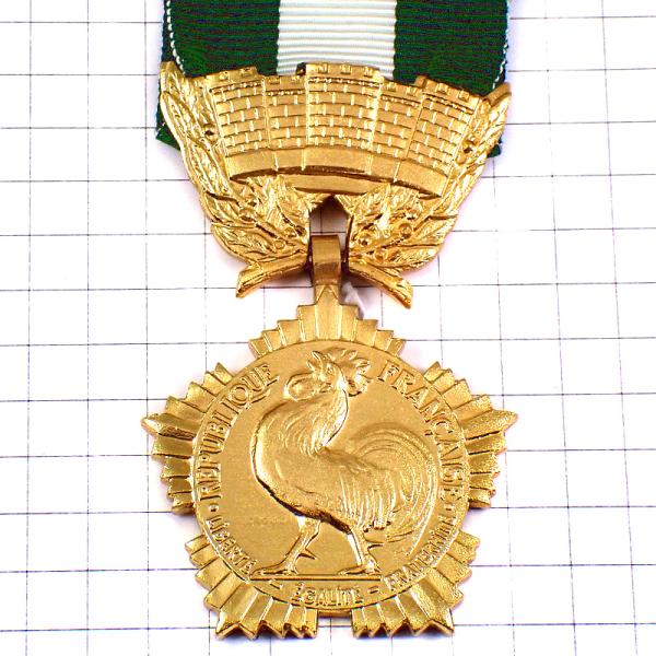 背景の１マスは５mmです。当店のブローチはヴィンテージのレアな限定ブローチです。