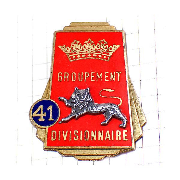 背景の１マスは５mmです。当店のブローチはヴィンテージのレアな限定ブローチです。