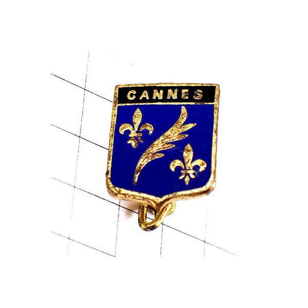 背景の１マスは５mmです。当店のブローチはヴィンテージのレアな限定ブローチです。