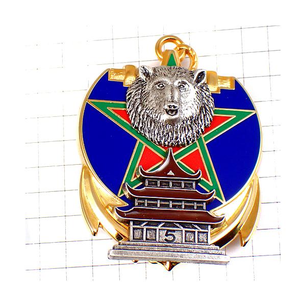 背景の１マスは５mmです。当店のブローチはヴィンテージのレアな限定ブローチです。