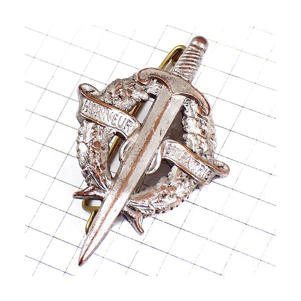 背景の１マスは５mmです。当店のブローチはヴィンテージのレアな限定ブローチです。