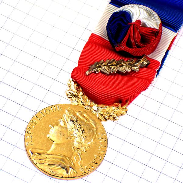 背景の１マスは５mmです。当店のブローチはヴィンテージのレアな限定ブローチです。