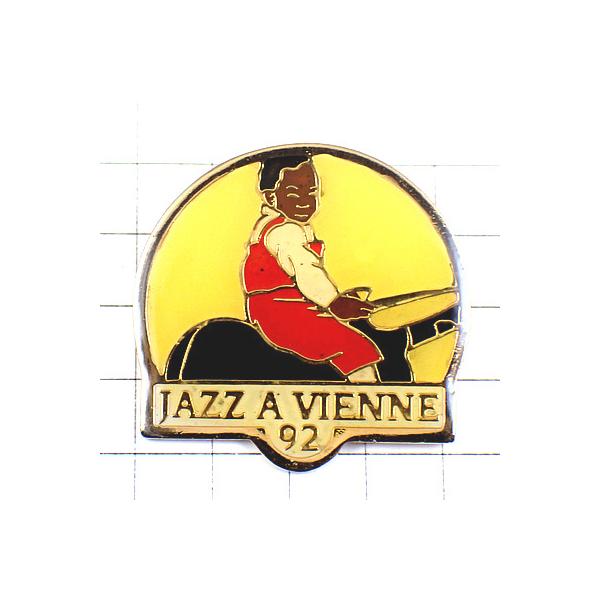 背景の１マスは５mmです。当店のピンバッジ はヴィンテージのレアな限定ピンバッジ です。それぞれのピンズの裏側の針には、新品の留め具をセットしてお送りします。新品の留め具代はピンズの商品代に含まれております。