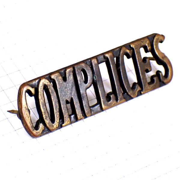 背景の１マスは５mmです。当店のピンバッジ はヴィンテージのレアな限定ピンバッジ です。それぞれのピンズの裏側の針には、新品の留め具をセットしてお送りします。新品の留め具代はピンズの商品代に含まれております。