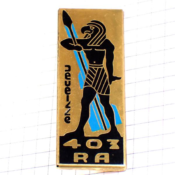 背景の１マスは５mmです。当店のブローチはヴィンテージのレアな限定ブローチです。