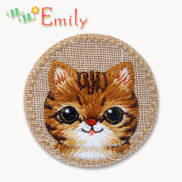 毛並みをリアルに刺繍したねこのかわいいワッペンです。手作りグッズのアクセントにどうぞ。アイロンで簡単に接着できます。■ワッペンサイズ：幅（約）4.3cm×高さ（約）4.3cm■アイロンで接着できます。■ 主な材質：ポリエステル、レーヨン、他...