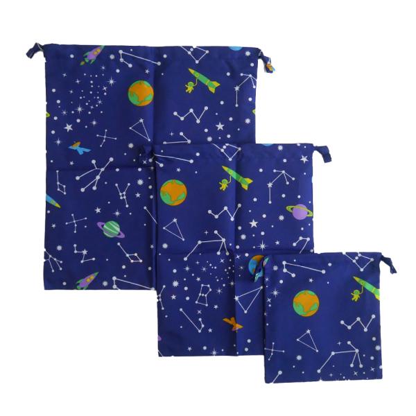 かわいらしいベビー衣料や子ども向けの雑貨、お役立ちグッズなどで人気のあるユアーズアーミーワールド。子どもたちが笑顔で喜んで袖を通すような、おしゃれで素敵なデザインをお楽しみください。撥水性のあるポリエステルで縫製された、サイズの異なる巾着袋...