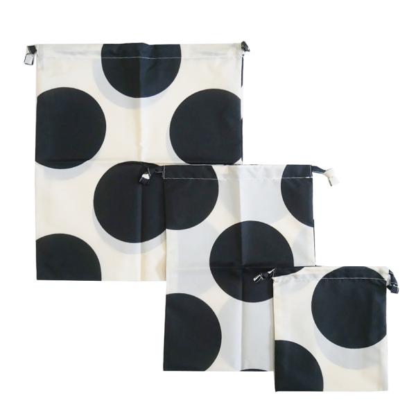 かわいらしいベビー衣料や子ども向けの雑貨、お役立ちグッズなどで人気のあるユアーズアーミーワールド。子どもたちが笑顔で喜んで袖を通すような、おしゃれで素敵なデザインをお楽しみください。撥水性のあるポリエステルで縫製された、サイズの異なる巾着袋...