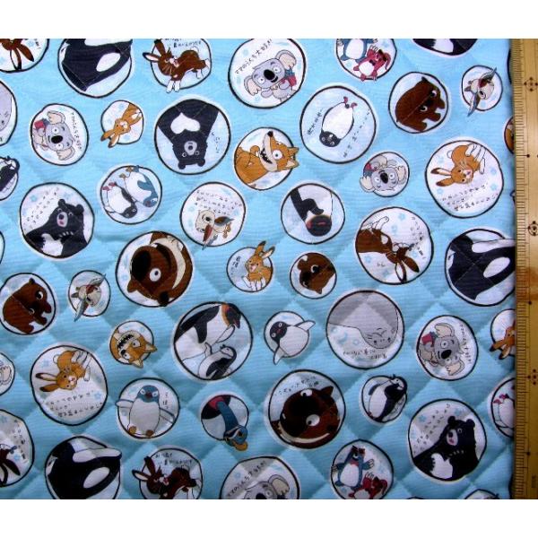 ＜Ｑ キャラクター キルティング 生地 ＞ ざんねんないきもの事典 （ ブルー系 ) 柄番号２ （ 2022 ) キルト 生地幅−約106cm 表地−オックス gq-6103-1a-kq-5647キルティング生地ー中綿の入った生地です。（裏...