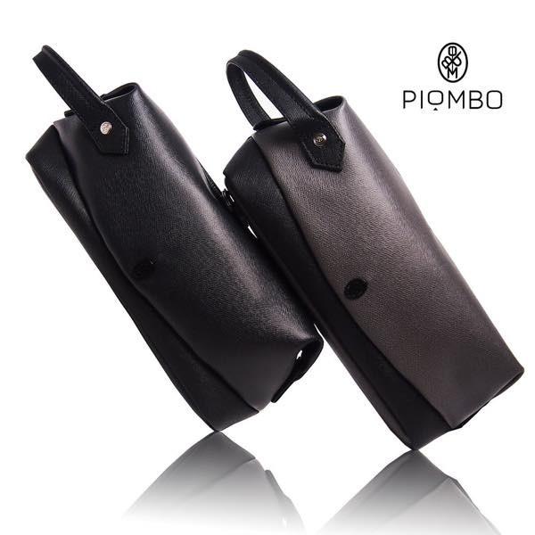 PGMシリーズ特徴　：日本製のPVCにサフィアーノ（カクシボ）の型押しが施されたシリーズです。ファスナーにはYKKのファスナーを使用し、部材にこだわっています。付属素材にはスプリットレザーを採用しています。通常の牛革に比べて水や汚れに強くな...