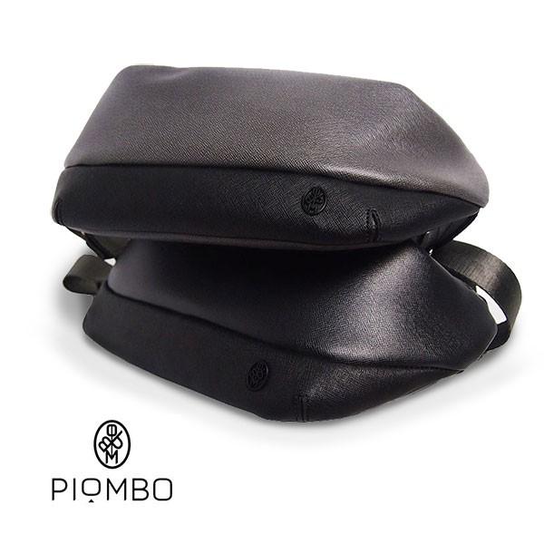 PGMシリーズ特徴　：日本製のPVCにサフィアーノ（カクシボ）の型押しが施されたシリーズです。ファスナーにはYKKのファスナーを使用し、部材にこだわっています。付属素材にはスプリットレザーを採用しています。通常の牛革に比べて水や汚れに強くな...