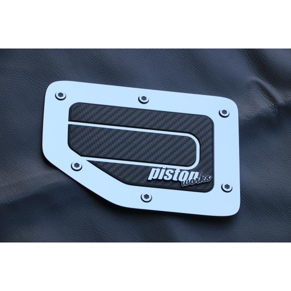 PISTONオリジナルパーツ 「PISTON フューエルリッドガーニッシュ」です。純正の給油口カバーに両面テープで貼付けて使用します。両面テープは製品に貼り付けてありますので、保護紙を剥がして貼るだけ!!（きちんと脱脂の上、取り付けいただく...