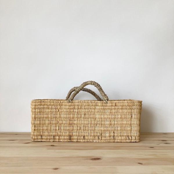 ストロー状の水草で編んだ、横長タイプの四角かごバッグです。モロッコでJONK（ジョンク）と呼ばれる表面がツルツルした丈夫な素材で、ナチュラルな風合とたたみのような編み目が人気です。自立する形なので、収納として特に使い勝手がいいのが特徴です。...