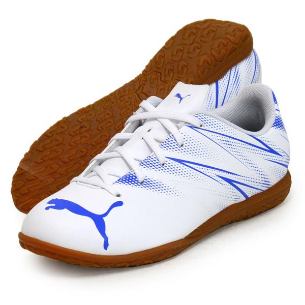 PUMA アタッカント IT JR室内でのトレーニング用キッズのサッカートレーニング用シューズ。ピッチ上でのパフォーマンスを満たすために作られたシンプルなデザイン、タッチやボールコントロールを強化するための柔らかいアッパー仕様になっています...