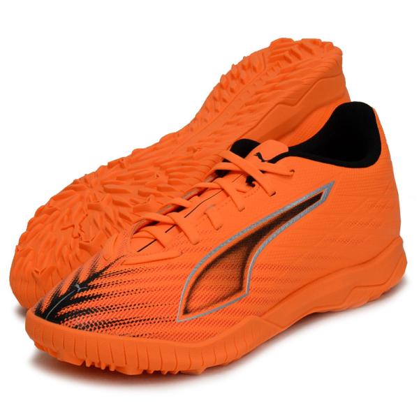 PUMA ウルトラ 5 プレイ TT ULTRA6で電光石火のスピードへ。このフットボールブーツは、素早い方向転換の際に足を安定させる軽量サポートフレームを備えている。耐久性に優れた円錐形のスタッド付きアウトソールとEVAミッドソールは、硬...