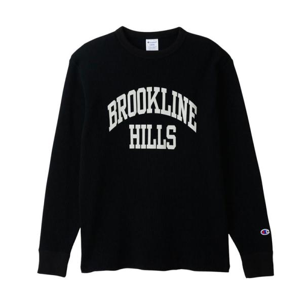 胸のプリントはチャンピオンブランドと親和性の高いカレッジ風の書体をベースにしたもので、アーチ状、ストレート状の文字でカプセルナンバーを囲んだデザイン、アーチ状、ストレート状の文字を2段にレイアウトしたデザインの2タイプ（6種類）。ホワイトの...