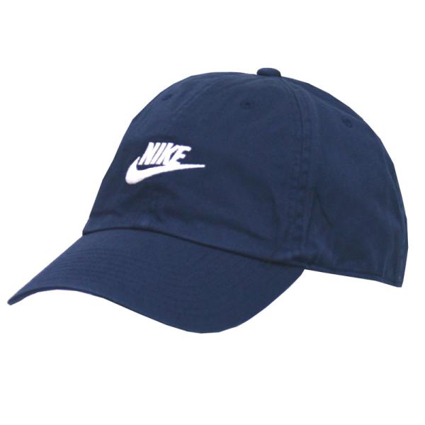 さまざまなスタイルを楽しめる、中程度の深さのクラシックなNike Clubキャップ。滑らかなコットンツイル素材に柔らかいウォッシュ加工を施し、かぶり始めたその日から快適な着用感を提供します。曲線的なつばがカジュアルなスタイルを演出。後部スト...