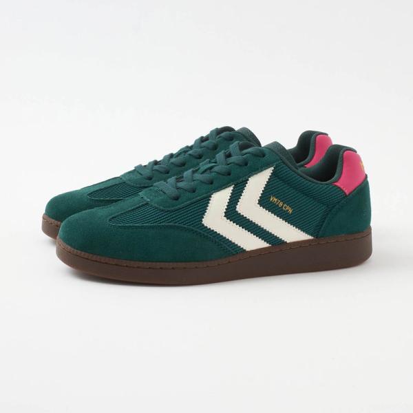 VM78 CPHは、クラシックなアーカイブスタイルを取り入れながらも、モダンなトレンドテイストを加えた一足です。デンマークで開催された1978年のワールドカップ最終ラウンド向けにhummelがデザインし、デンマーク代表が大会で4位に輝いた歴...