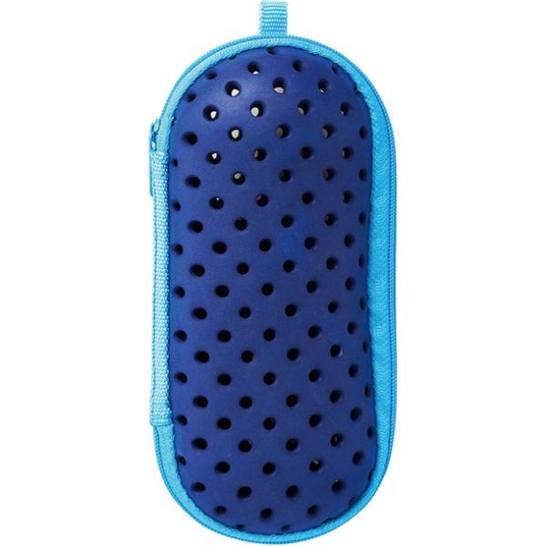 スイムゴーグルの携帯に便利なスワンズのゴーグルケース。ファスナータイプ。ケースに入れることでレンズに直接物が触れるのを防ぎ、通気性のある穴が開いて水切りも抜群です。曇り止め液を一緒に収納できるホルダー付き。別売りのカラビナを付ければスイマー...