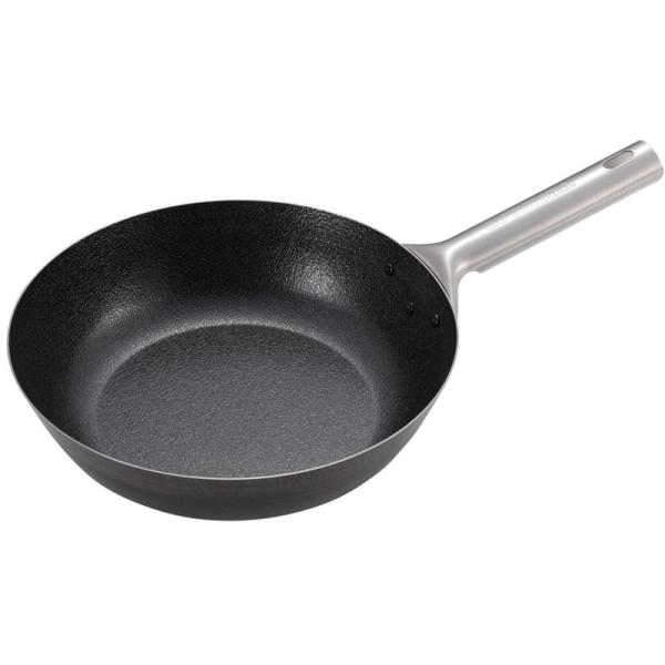 キャンプで本格炒め料理。ご家庭でも使えます。こげにくい、ファイバーライン加工。ファイバーライン加工とは、金属表面に繊維状の凹凸を浮きだたせた加工です。食材とランダムな点で接触し、油なじみも良く、焦げ付きやこびり付きを防止します。鉄製の優れた...