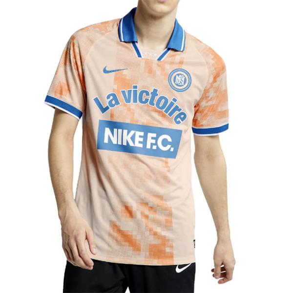 NIKE FC FTBL ホーム S/S ジャージ 30年以上にわたってフランスのサッカー界に関わってきたNike。ナイキ F.C. ホーム ユニフォームは、その歴史を称えるレトロなスタイルの一着です。 ■素材：リサイクルポリエステル100...
