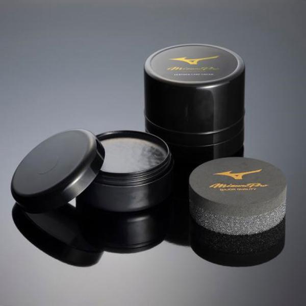 グラブ、ミッドがなじむまでの型づけ用まだ未使用の革を柔らかくするために、オイルを全体的に薄くのばして塗っていきます。革の表面がしっとりとし、ボールの食いつきがよくなります。また、実際にグラブやミットに手を入れて、作りたい型をイメージしながら...