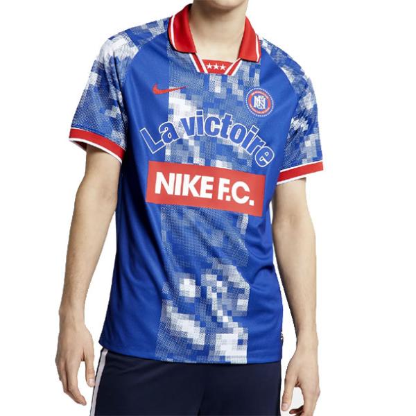 NIKE FC FTBL ホーム S/S ジャージ 30年以上にわたってフランスのサッカー界に関わってきたNike。ナイキ F.C. ホーム ユニフォームは、その歴史を称えるレトロなスタイルの一着です。 ■素材：リサイクルポリエステル100...