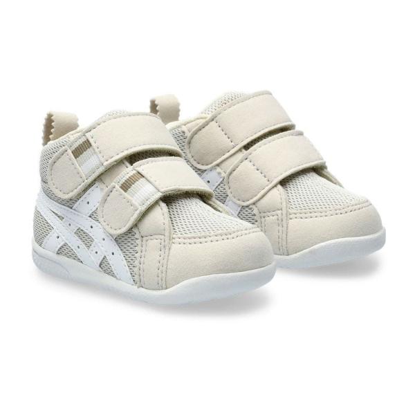 歩きはじめの約3カ月間の赤ちゃん向けに展開する「FIRST」シリーズのキッズシューズ。つま先を大きく巻き上げる形状でつまずきにくくし、スムーズな歩行をサポートします。さらに靴底全体のエッジを丸くすることで、ぐらつきやすい赤ちゃんの歩行で起こ...