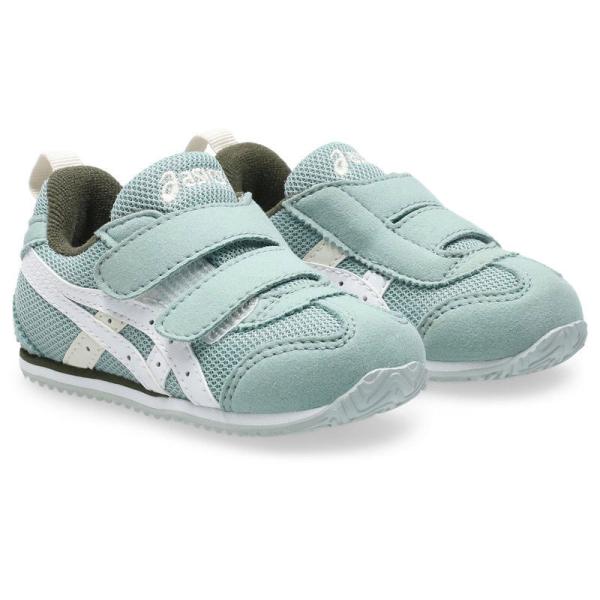 約1歳から3歳の幼児向けに展開する「BABY」シリーズのローカットシューズ。幅が細めのモデルです。かかとの安定性を重視し、かかとを包み込む立体的な中敷を採用。扇形のつま先部分は足ゆびをのびのびと動かすことができ、踏ん張りやすいのが特徴。イン...